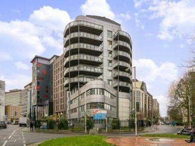 2 Bedrooms Flat for sale in Point Central, 14B Sydenham Road, Croydon, Surrey CR0