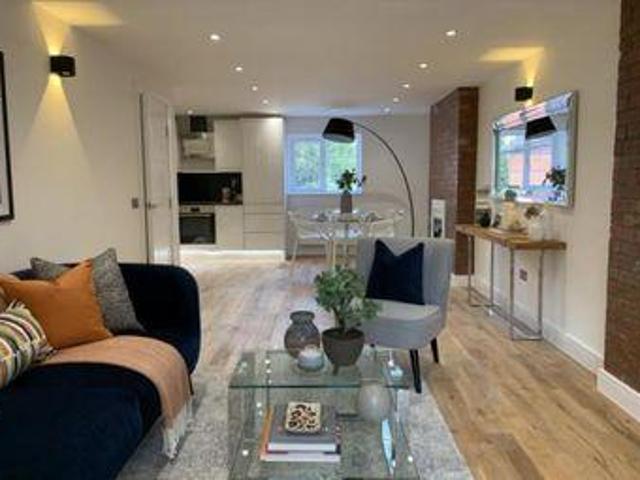 2 Bedrooms Flat for sale in Portsmouth Road, Milford GU8