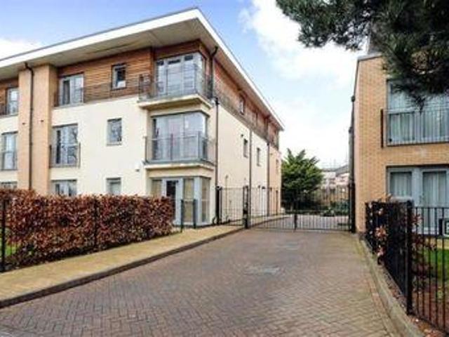 2 Bedrooms Flat for sale in Pavilions, Windsor, Berkshire SL4