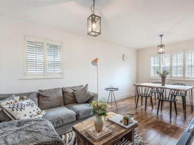 2 Bedrooms Flat for sale in Page Street, London NW7