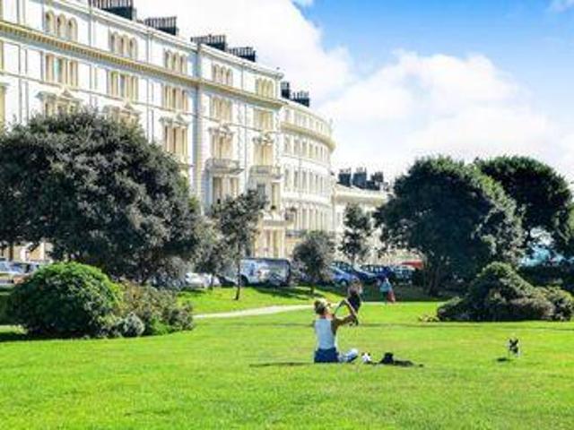 2 Bedrooms Flat for sale in Palmeira Square, Hove, East Sussex BN3