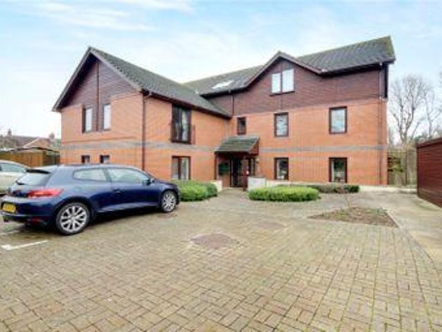 2 Bedrooms Flat for sale in Park View, Revell Close, Stratton SN2