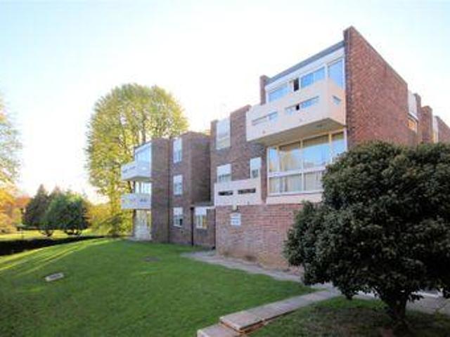 2 Bedrooms Flat for sale in Park Drive, Woking, Surrey GU22