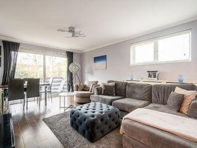 2 Bedrooms Flat for sale in Parkmore Close, Woodford Green IG8