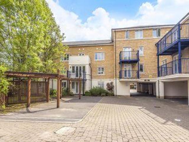 2 Bedrooms Flat for sale in Peddle Court, High Wycombe, Buckinghamshire HP11