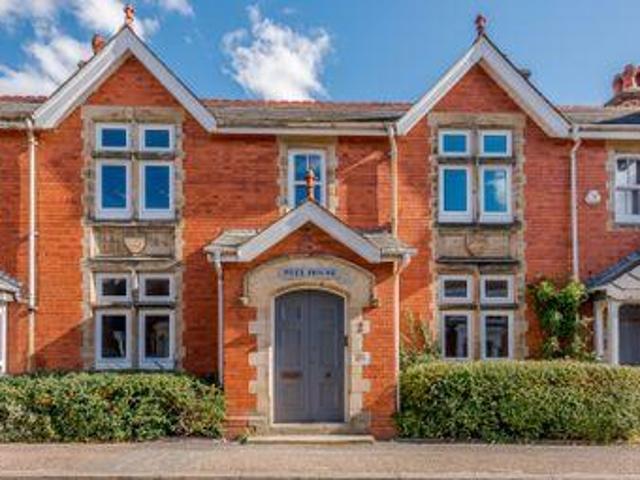 2 Bedrooms Flat for sale in Peel House, Barttelot Road, Horsham, West Sussex RH12