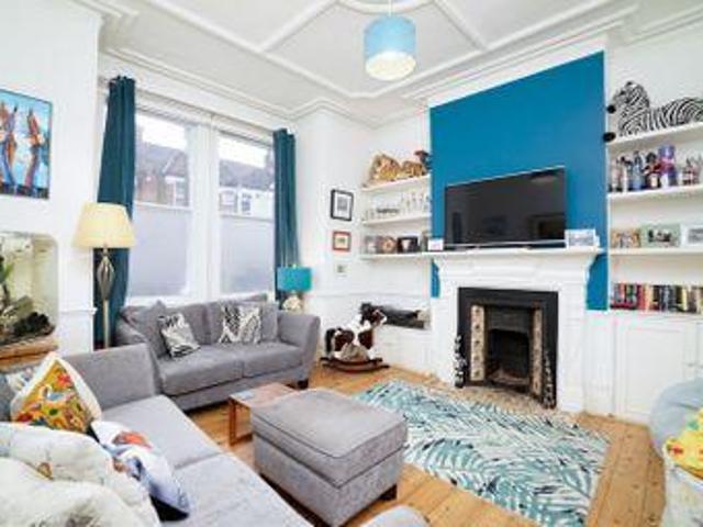 2 Bedrooms Flat for sale in Pine Road, London NW2