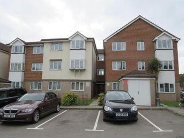 2 Bedrooms Flat for sale in Pinemartin Close, London NW2