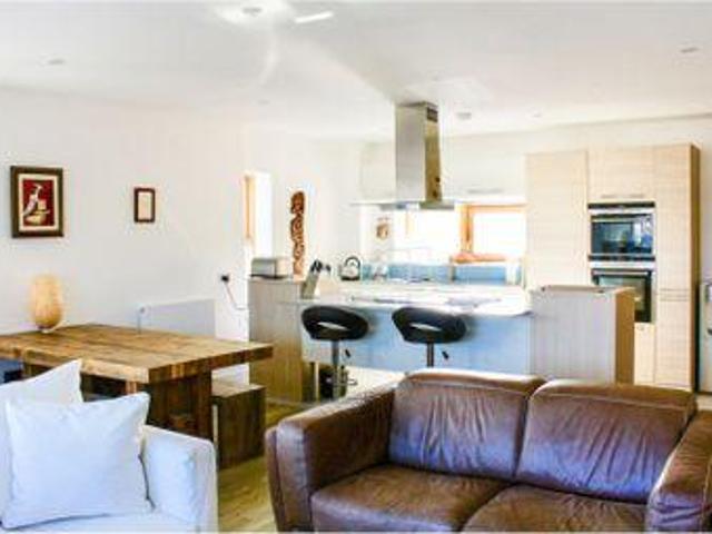 2 Bedrooms Flat for sale in Plas Bowles, Cardiff Bay CF11