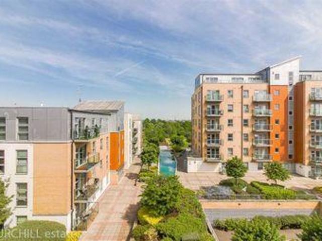 2 Bedrooms Flat for sale in Queen Mary Avenue, London E18