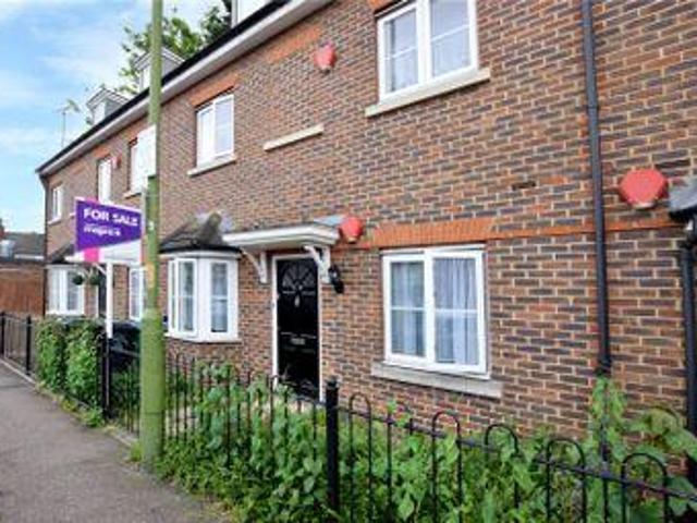 2 Bedrooms Flat for sale in Queens Avenue, Watford, Hertfordshire WD18