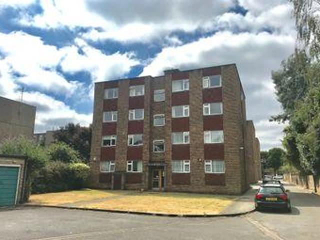 2 Bedrooms Flat for sale in Queens Gate Gardens, London SW15