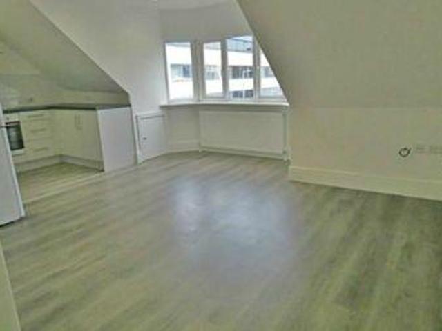 2 Bedrooms Flat for sale in Queens Road, Watford, Hertfordshire WD17