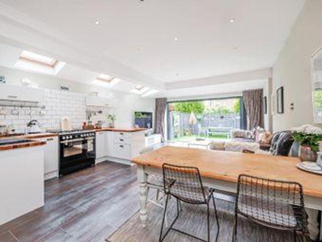2 Bedrooms Flat for sale in Queensmill Road, London SW6