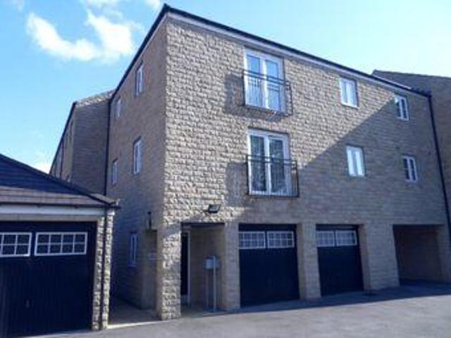 2 Bedrooms Flat for sale in Rotary Close, Dewsbury, West Yorkshire WF13