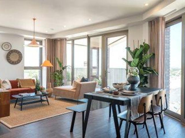 2 Bedrooms Flat for sale in Royal Docks West, Western Gateway, London E16