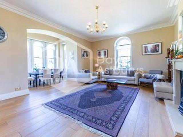 2 Bedrooms Flat for sale in Royal Drive, London N11