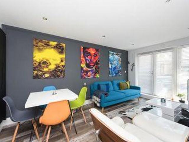2 Bedrooms Flat for sale in Royal Quarter, Kingston Upon Thames, Surrey KT2