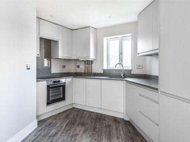 2 Bedrooms Flat for sale in Robins Gate, Larges Lane, Bracknell, Berkshire RG12