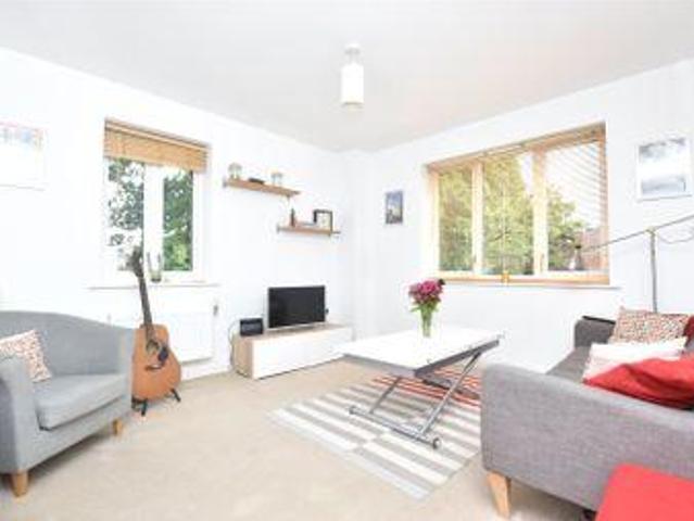 2 Bedrooms Flat for sale in Robinson Court, 19 Chalfont Road, London SE25