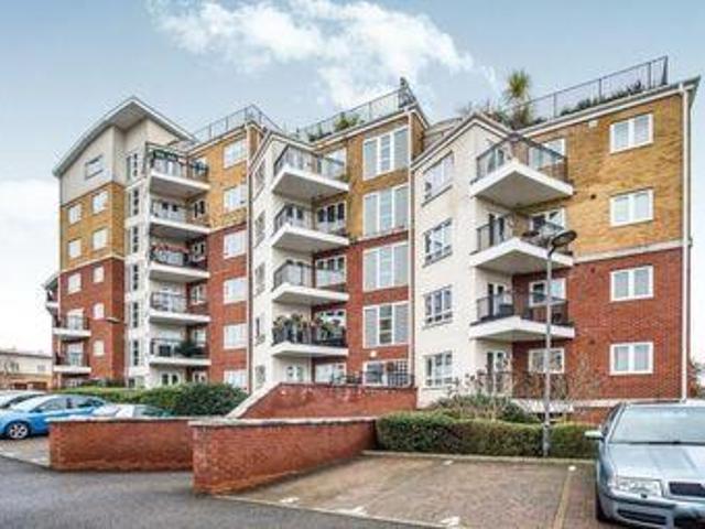 2 Bedrooms Flat for sale in Rockwell Court, The Gateway, Watford, Hertfordshire WD18