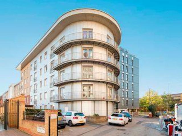 2 Bedrooms Flat for sale in Roden Street, Ilford IG1