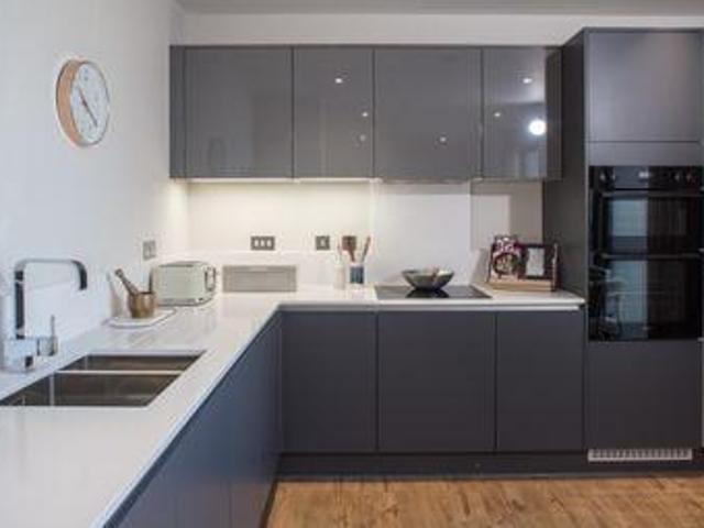 2 Bedrooms Flat for sale in Rookery Way, Hendon NW9
