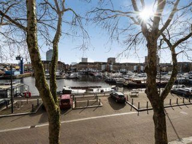 2 Bedrooms Flat for sale in Rope Street, London SE16