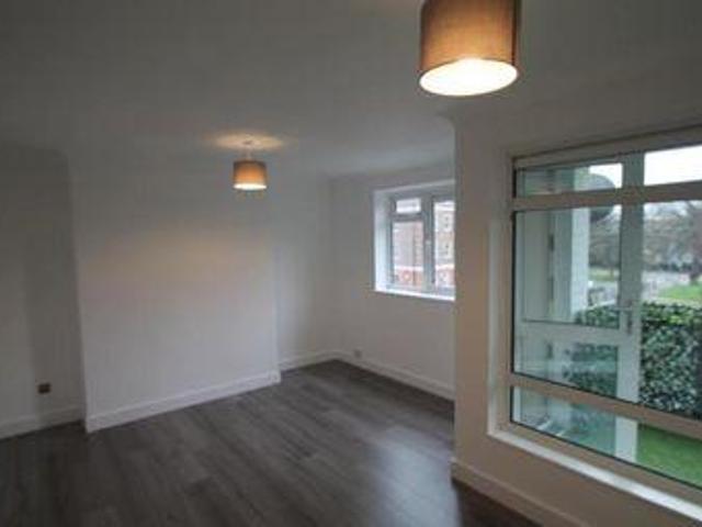 2 Bedrooms Flat for sale in Ravens Way, London SE12