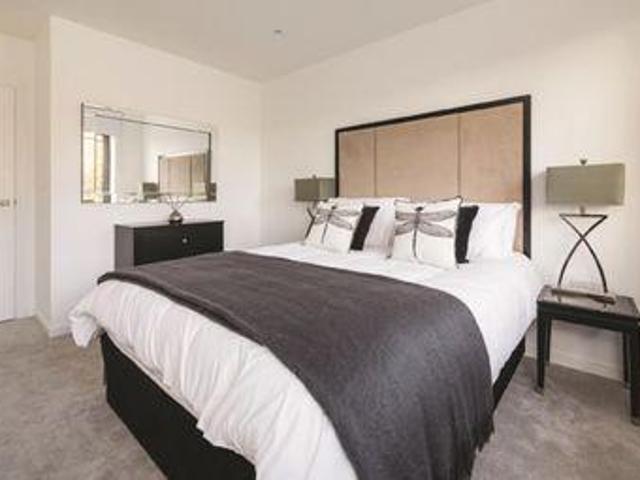2 Bedrooms Flat for sale in Regent House, Hubert Road, Brentwood CM14