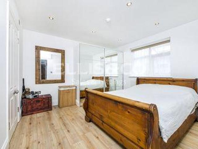 2 Bedrooms Flat for sale in Renters Avenue, London NW4