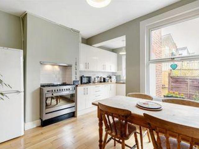 2 Bedrooms Flat for sale in Replingham Road, London SW18