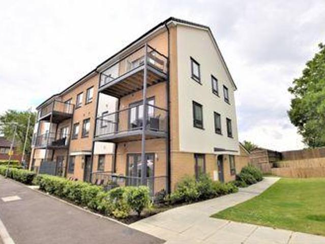 2 Bedrooms Flat for sale in Reservoir Way, Hainault IG6