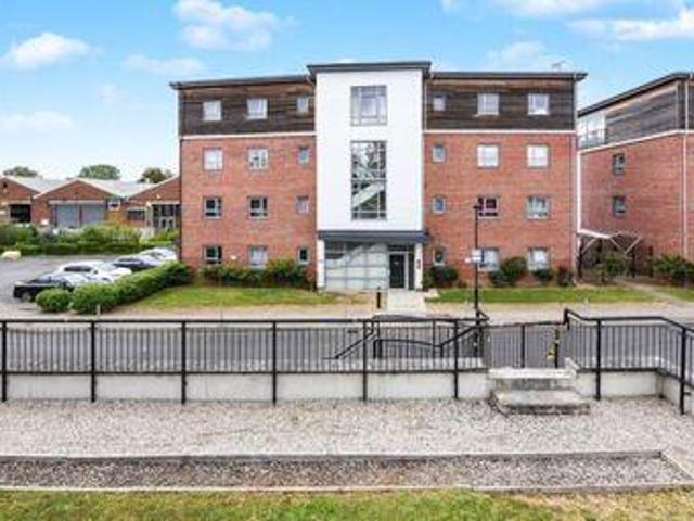 2 Bedrooms Flat for sale in Riverside Close, Romford, Havering RM1