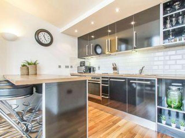 2 Bedrooms Flat for sale in Riverside Way, Leeds LS1