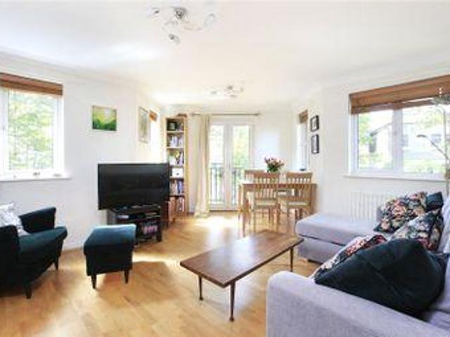 2 Bedrooms Flat for sale in Rimini Court, 60 St James Drive, London SW12