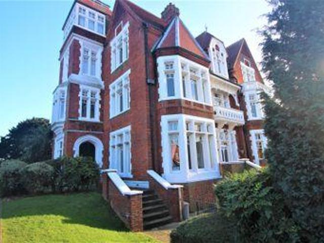 2 Bedrooms Flat for sale in Ruddock Close, Burnt Oak, Edgware HA8