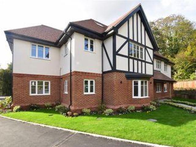 2 Bedrooms Flat for sale in Russell Green Close, Purley, Surrey CR8