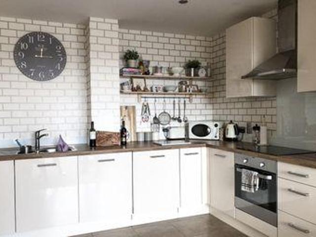 2 Bedrooms Flat for sale in Russell Square, Russells Crescent, Horley, Surrey RH6