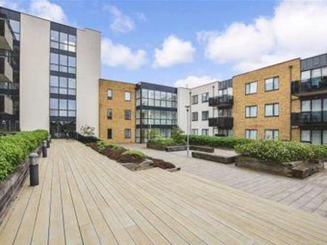 2 Bedrooms Flat for sale in Russells Crescent, Horley, Surrey RH6
