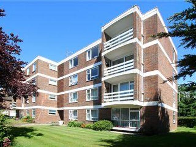 2 Bedrooms Flat for sale in Woburn Court, Richmond Road, Worthing BN11