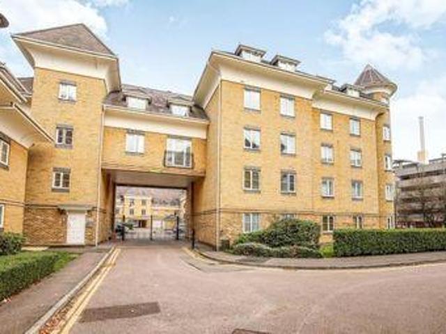 2 Bedrooms Flat for sale in Woking, Surrey. GU21