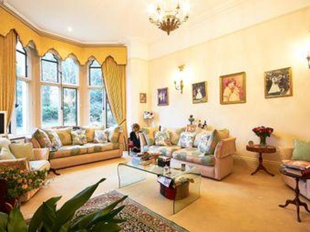 2 Bedrooms Flat for sale in Wolfs Row, Oxted RH8