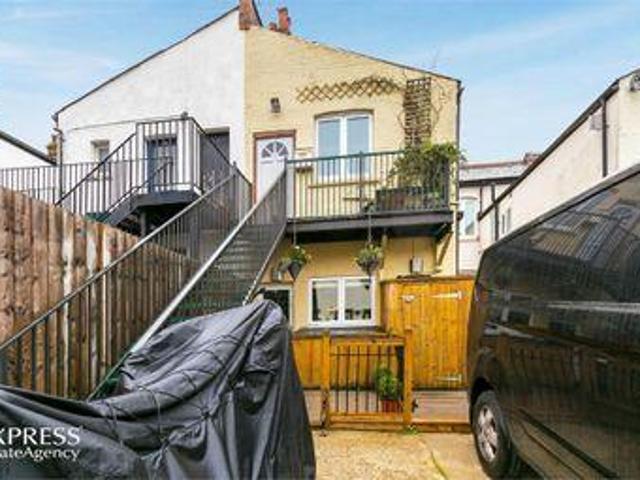 2 Bedrooms Flat for sale in Woodcote Mews, Wallington, Surrey SM6