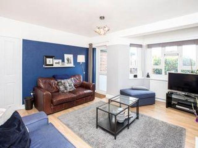 2 Bedrooms Flat for sale in Woodford, Green, Essex IG8