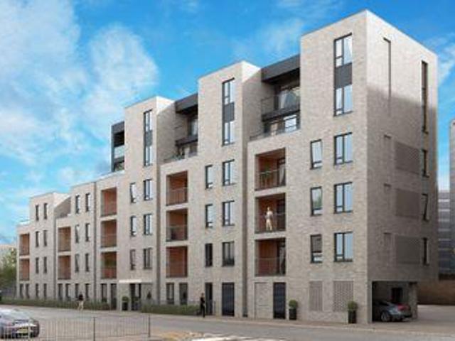 2 Bedrooms Flat for sale in Woodford Road, Watford, Hertfordshire WD17