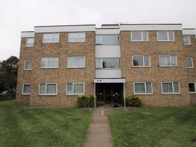 2 Bedrooms Flat for sale in Woodhaven Gardens, Barkingside, Essex IG6