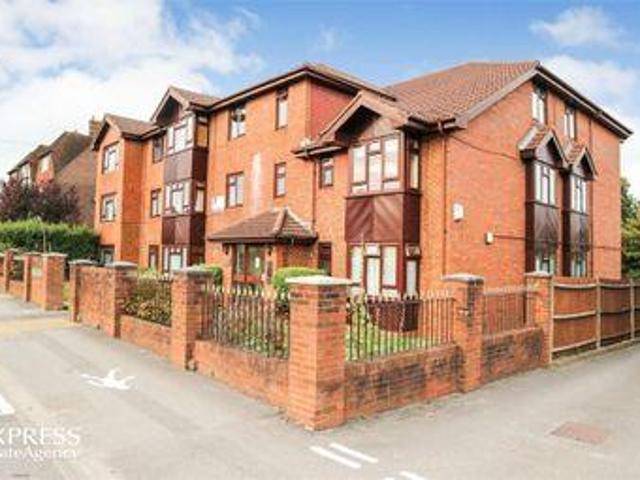 2 Bedrooms Flat for sale in Worplesdon Road, Guildford, Surrey GU2