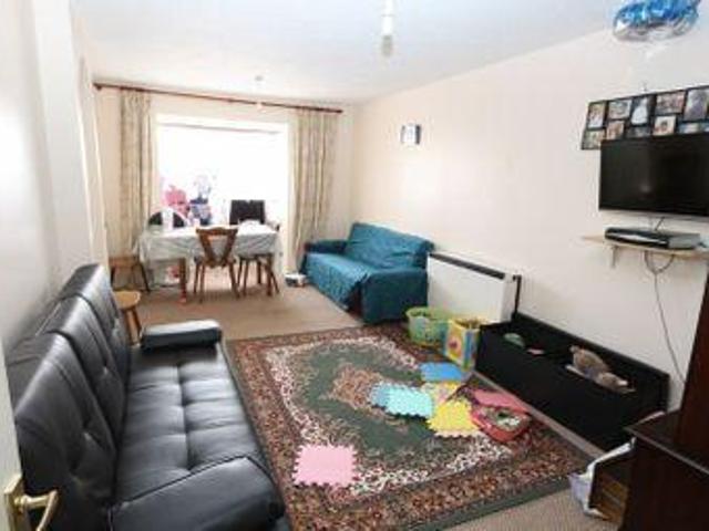 2 Bedrooms Flat for sale in Waterside Close, Barking IG11