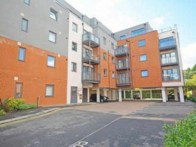 2 Bedrooms Flat for sale in Walnut Tree Close, Guildford GU1